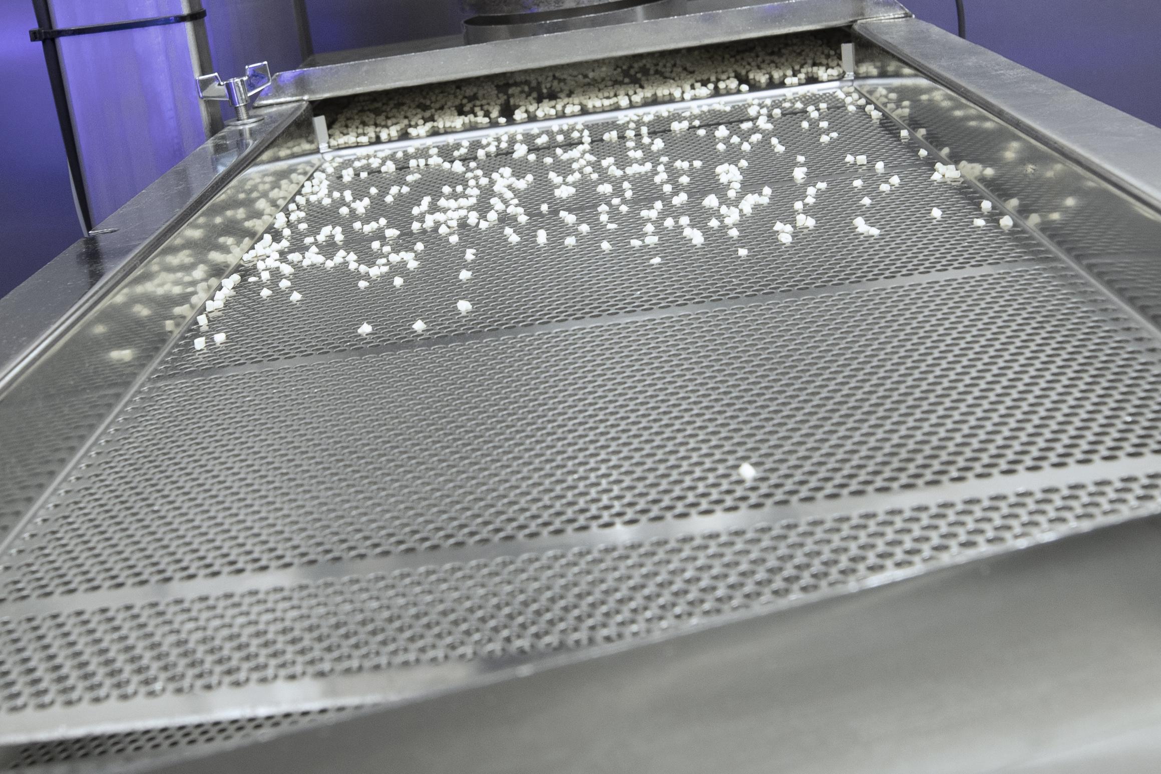 Sieving of plastic granules | SEPARATION AG